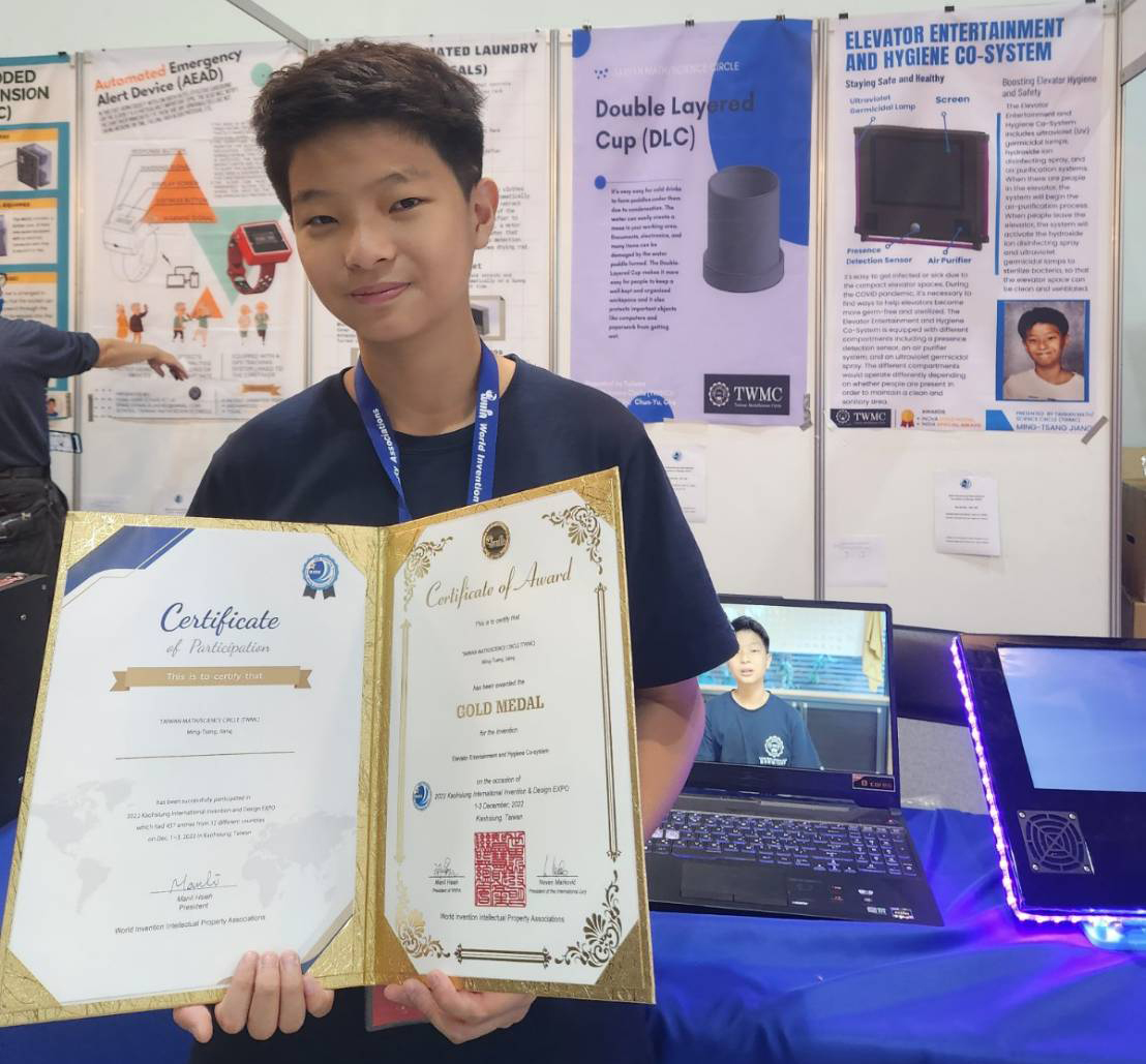 TWMC學員江明蒼發明疫情後時代「防疫電梯電視」 摘金東歐最大國際發明展及印度特別獎 | TIPPA台灣發明商品促進協會